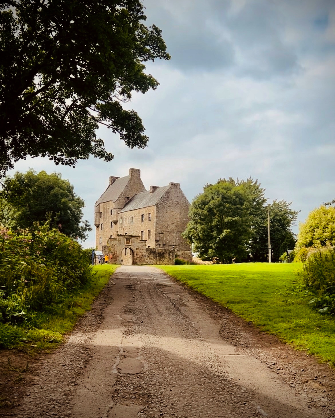 How to Get to Midhope Castle (Lallybroch) From Edinburgh
